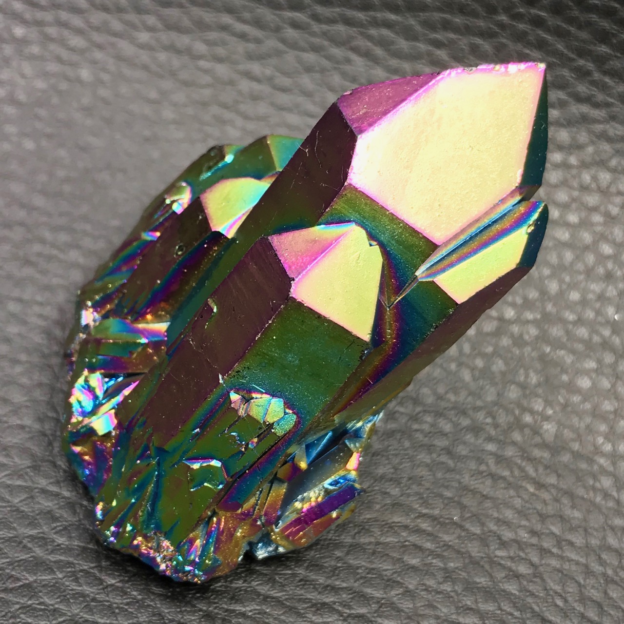 Druse de quartz titane « bombardé » (ref qt9) | Cœur de Pierres