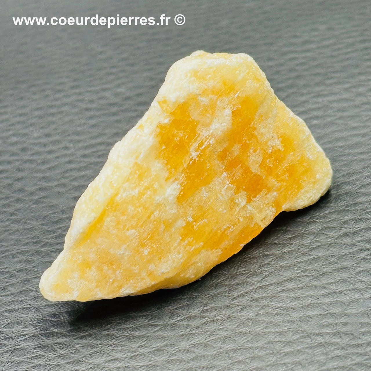 Calcite orange brute de Madagascar (réf cob4) | Cœur de Pierres