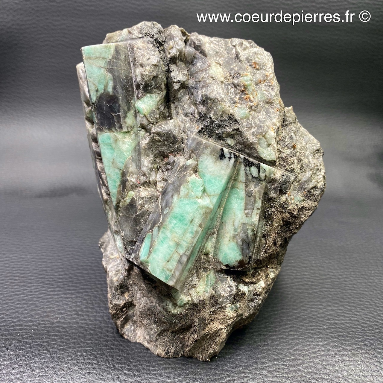 Emeraude brute du Brésil de 1,400Kg (réf emb5) | Cœur de Pierres