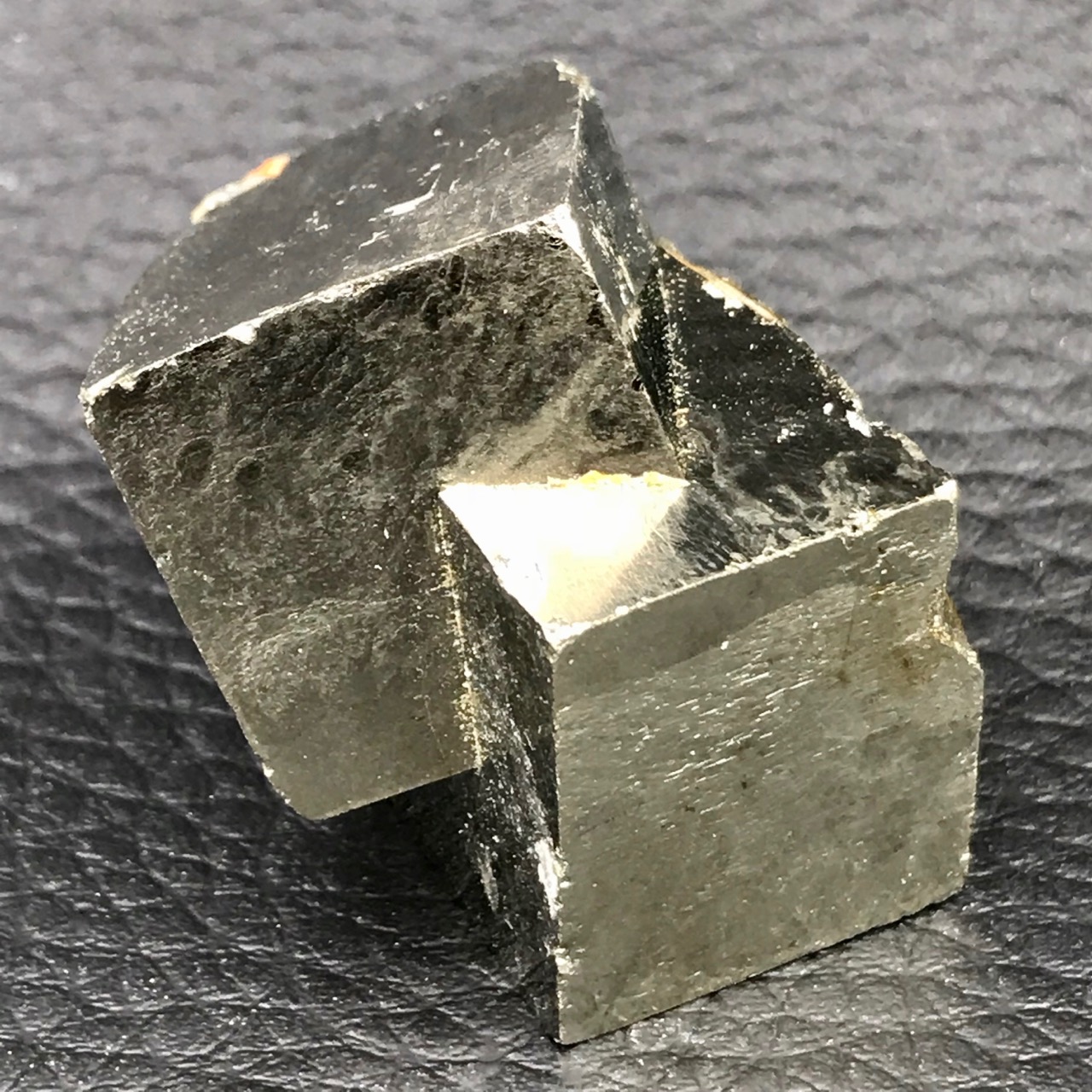 Pyrite cubique brute de Navajun, Espagne (réf py25) | Cœur de Pierres