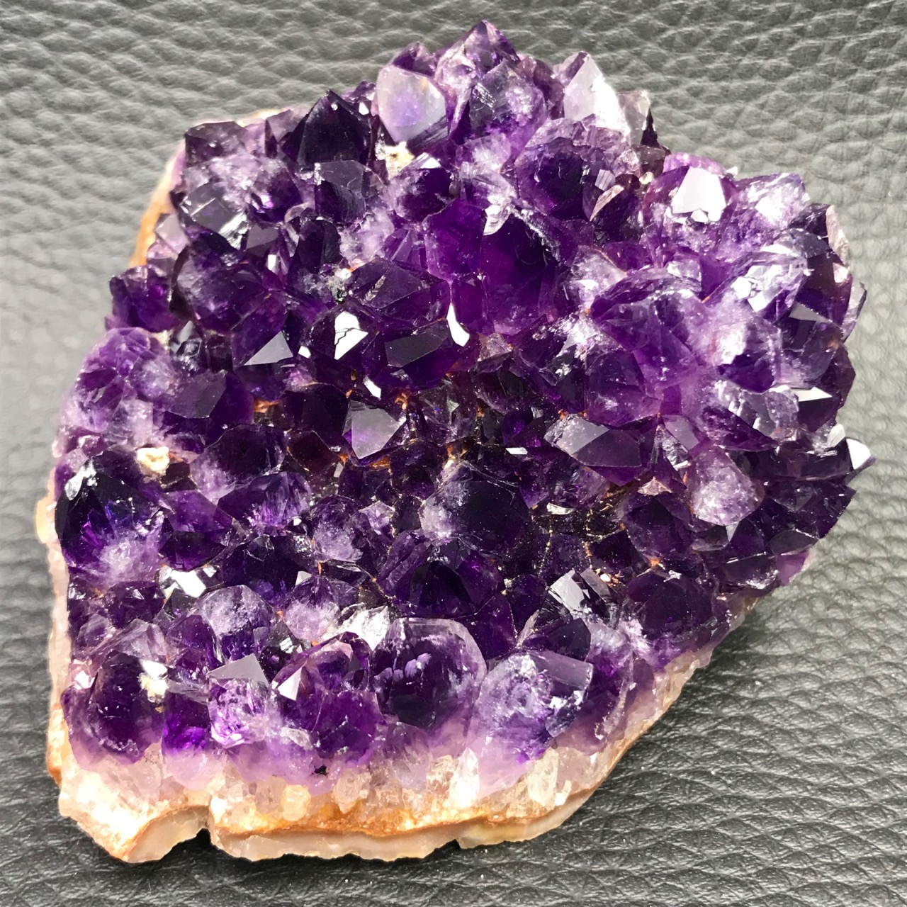 Druse d’améthyste d’Uruguay de 0,256 kg (réf da23) - coeur de pierres